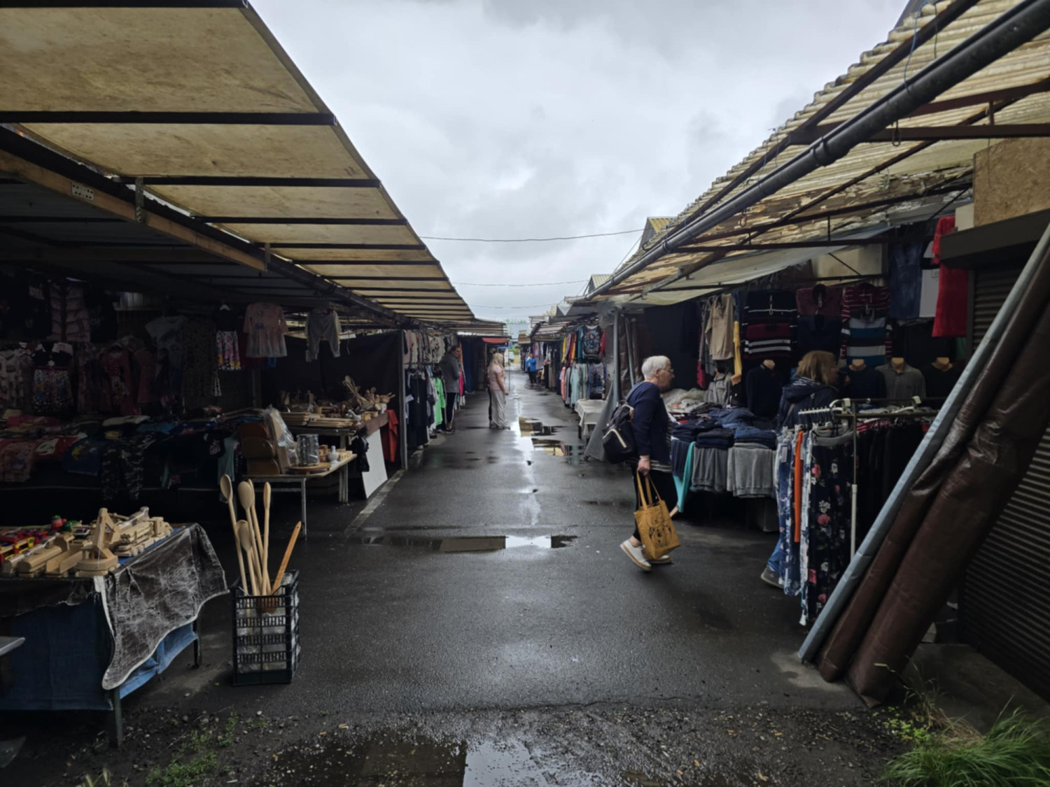 Pusto na przygranicznym targowisku. „Jest sobota, godzina 13, a ja ...